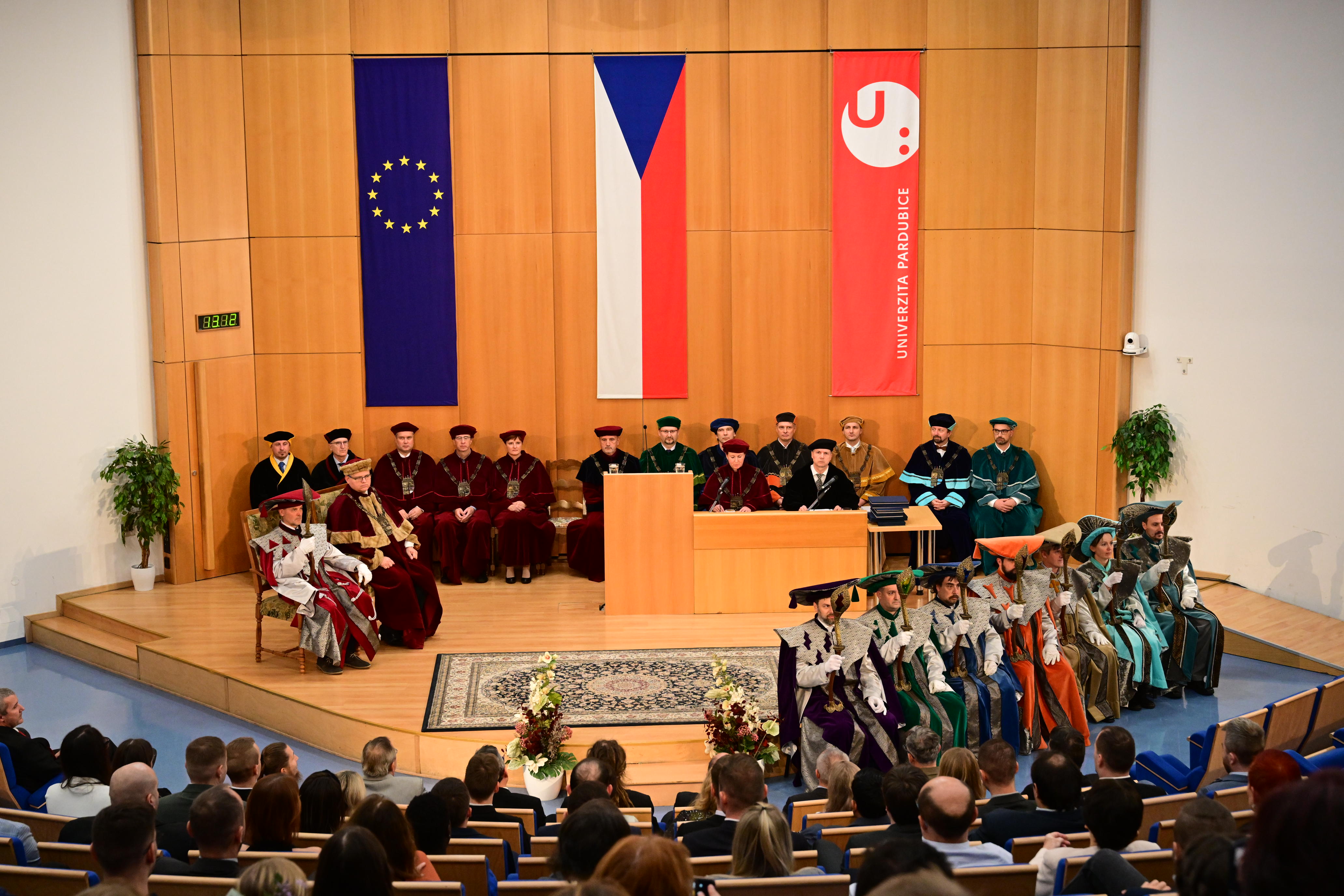 Univerzita udělí čestné doktoráty za přínos k rozvoji historických a chemických věd | Univerzita ...