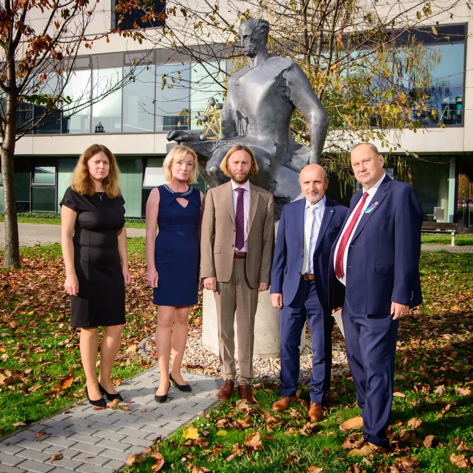 Nové vedení fakulty v čele s děkanem prof. Němcem tvoří dva proděkani a ...