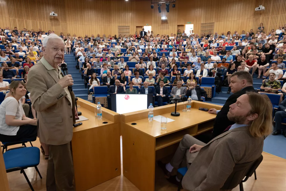 Na Univerzitě Pardubice přednášel nositel Nobelovy ceny | Univerzita ...